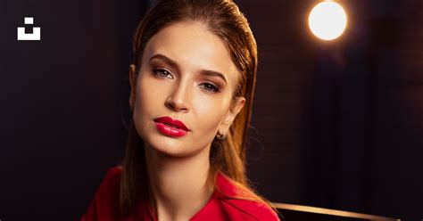 빨간 드레스를 입은 여자가 의자에 앉아 있다 사진 Unsplash의 무료 뉴욕 이미지