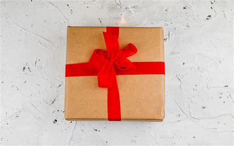 흰색 질감에 빨간 리본 활 크리스마스 별과 눈송이와 빈티지 선물 상자를 포장 0명에 대한 스톡 사진 및 기타 이미지 0명 갈색 공란 Istock