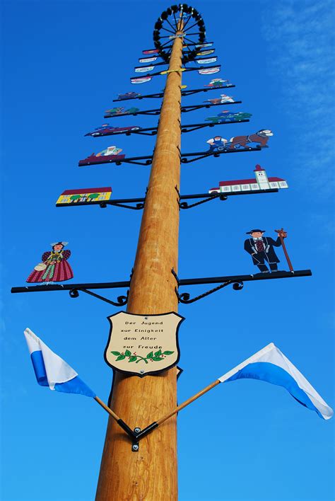 무료 이미지 나무 식물 하늘 꽃 바람 돛대 푸른 가로등 조각 첨탑 세관 메이 폴 바이에른 전통 사람이 만든 물건 ~ 일 수있다 옥외 구조물