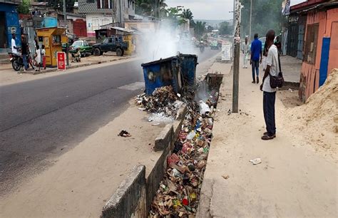 Brazzaville Feux De Poubelles Les Poumons En Première Ligne Des