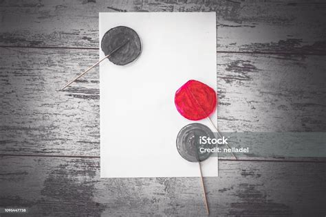 평평 하다 흰색 시트와 3 개의 Lollypops 그들 중 하나는 빨간 단색 톤된 그림 개념에 대한 스톡 사진 및 기타 이미지 개념 개념과 주제 공란 Istock