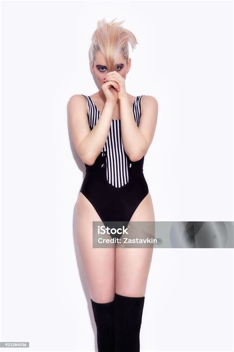 벽 근처 포즈 줄무늬 수영복 입은 아름 다운 젊은 여자의 초상화 가냘픈에 대한 스톡 사진 및 기타 이미지 가냘픈 그림자