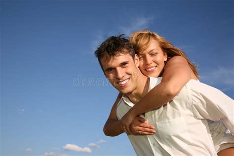La Mujer Abraza Al Hombre Imagen De Archivo Imagen De Adulto