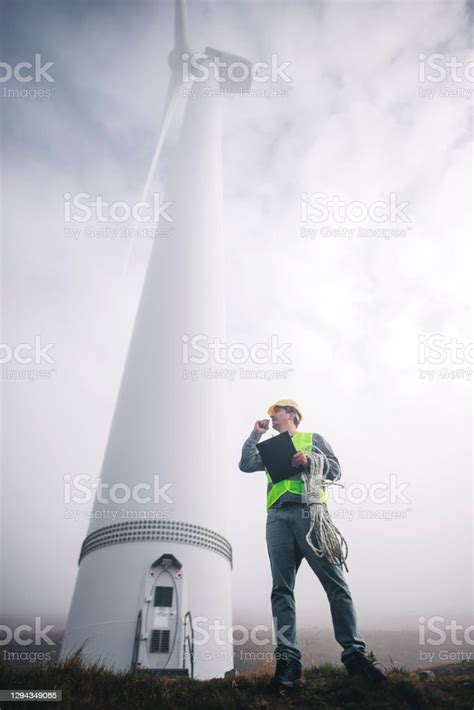 풍력 터빈 아래에 서있는 젊은 로프 액세스 기술자와 라디오 방송국과 이야기 사람들에 대한 스톡 사진 및 기타 이미지 사람들 연료 및 전력 생산 풍력 Istock