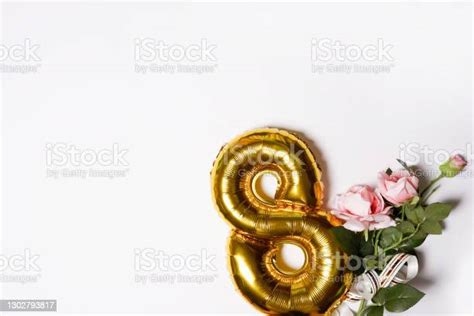 핑크 플라워 장미가 있는 8개의 황금 숫자 발롱 카피스페이스가 있는 흰색 배경입니다 여성의 휴일과 8 행진 개념 인사말 카드 International Womens Day에