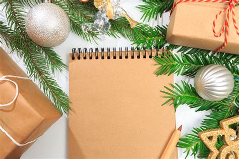 Xmas 장식과 흰색 배경에 빈 노트북의 상단보기 위시리스트 또는 할 목록에 대한 노트북과 모의 크리스마스 배경 복사 공간이있는