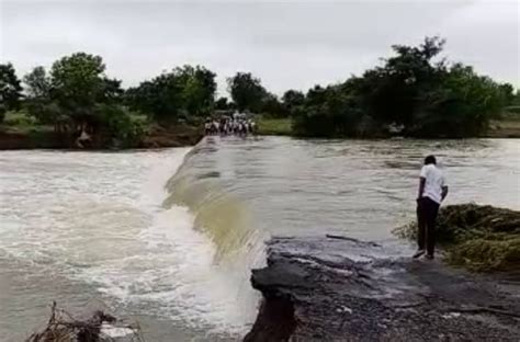 मुसळधार पावसानं वाहून गेला पूल पावसाचं रौद्र रुप दाखवणारे भीषण Photos
