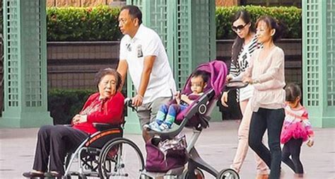 郭台銘嬌妻透露8年婚姻浪漫細節，老婆每天洗澡後郭董都會這麼做想不到他竟這麼細心！ Peekme