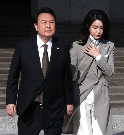 韩国第一夫人美到日本了！穿西装下飞机创造名场面，狐狸眼好魅惑金建造型剪裁