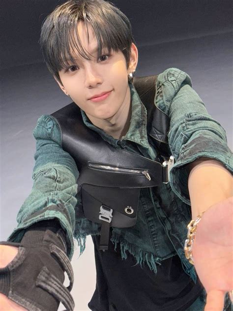 ∪・ω・ノ【2025】 ヘクトール 歌手 美人 イラスト