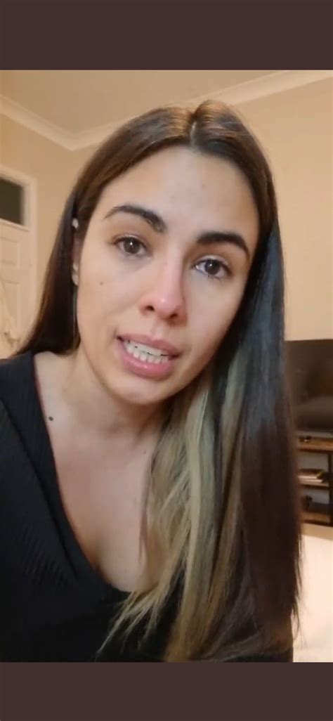 Mujer llora al relatar su salida de los testigos de Jehová