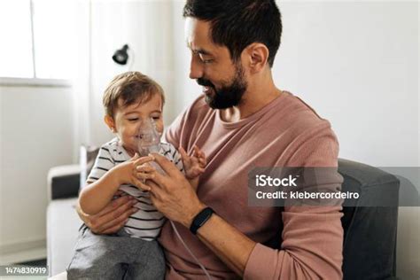 집에서 아버지와 함께 분무기로 약을 흡입하는 아기의 초상화 네블라이저에 대한 스톡 사진 및 기타 이미지 네블라이저 아이 남자 Istock