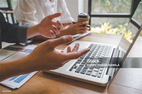 비즈니스 팀 재무 데이터 및 보고서 그래프로 브레인스토밍 하 고 토론 합니다 팀워크 회의 작업 개념입니다 개념에 대한 스톡 사진