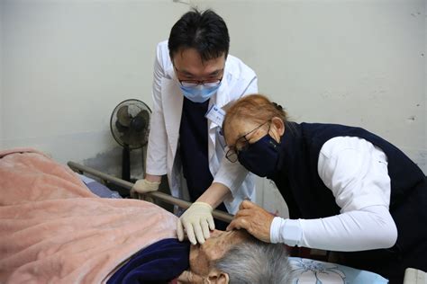嘉義人醫會偏鄉義診 暖舉讓貧病患者感動泛淚