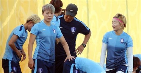 스트레칭으로 몸 푸는 여자축구대표팀