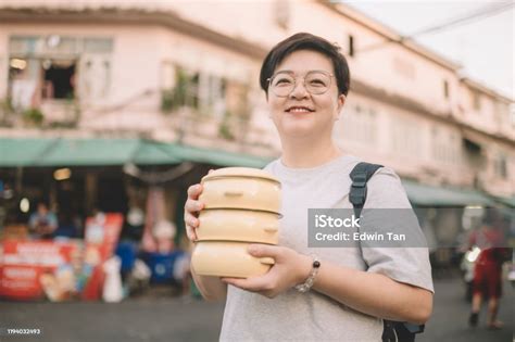현지 태국 방콕 길거리 음식에서 음식을 구입하는 음식 컨테이너를 들고 아시아 중국 여성 관광객 미소 거리에 대한 스톡 사진 및