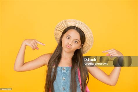 너무 평온한 느낌 어린 아이는 해변 활동을 준비합니다 행복한 어린 시절 즐거운 여름 휴가와 휴가 아이 계절 패션 노란 배경에