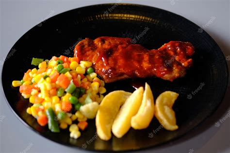 Filete De Pollo Papas Fritas Verduras Salteadas Maíz Dulce Guisantes Zanahoria Frijoles En