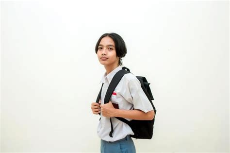 흰색 배경에 고립 된 회색과 흰색 유니폼을 입고 인도네시아 남자 고등학생 프리미엄 사진