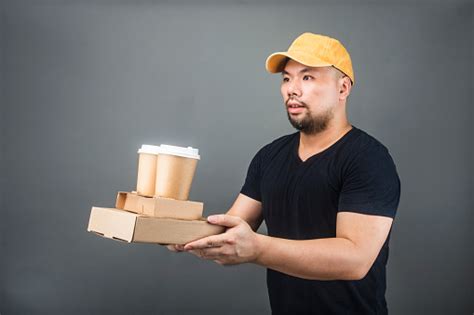 잘 생긴 아시아 배달 남자 모자를 입고 주고 소포 골판지 상자 이동 집 날 및 익스프레스 배달 개념을 들고 긴급 개념에 대한 스톡 사진 및 기타 이미지 Istock