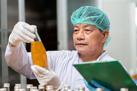 음료 공장의 선반 팔레트 소포에 제품 병을 확인하는 남성 근로자 제조업체 및 검사 품질 관리 50 54세에 대한 스톡 사진 및