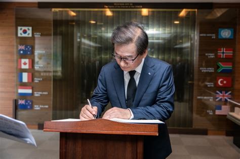 Kai 호국보훈의 달 맞아 유엔기념공원 참배 한국경제