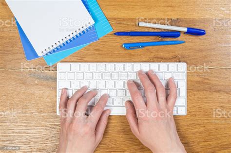 나무 테이블에 흰색 키보드에 입력하는 여성의 손의 이미지 선택적 초점 경영자에 대한 스톡 사진 및 기타 이미지 경영자 기업