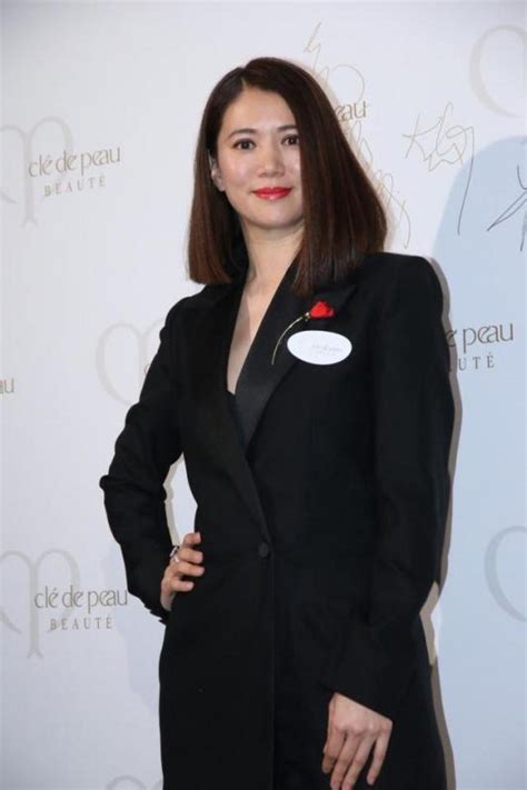 袁詠儀真膽大！全身上下就只穿一件西裝 網友：張智霖看好你老婆 新地