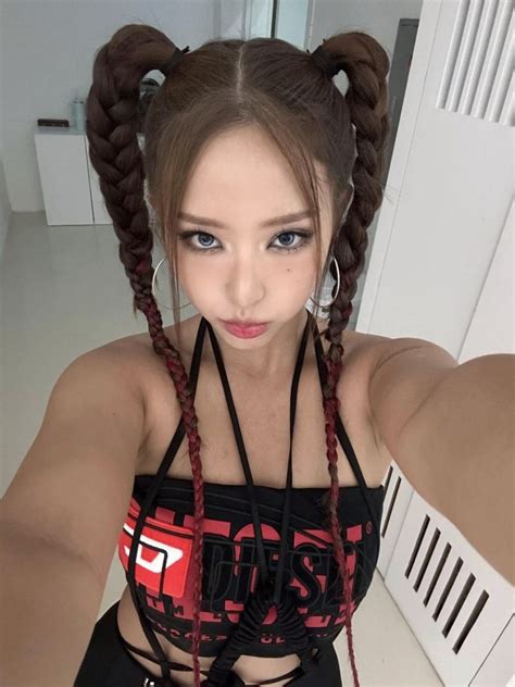 가슴 크기가 공격적인걸로 유명한 여자 아이돌 촬스의 이슈와 유머