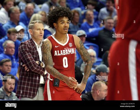 Alabama Head Coach Nate Oats Left Has A Word With Labaron Philon 0
