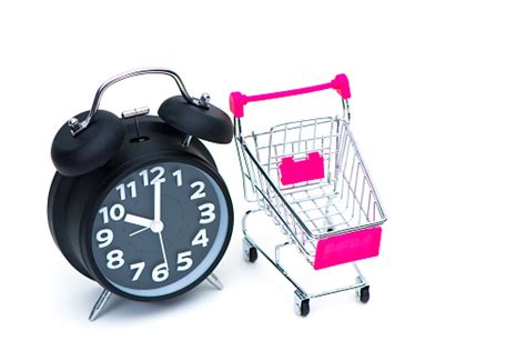 블랙 알람 시계와 흰색 배경 개념 쇼핑 비즈니스 금융에 고립 된 쇼핑 카트 또는 슈퍼마켓 트롤리 시간 일어나 금융에 대한 스톡 사진 및 기타 이미지 Istock