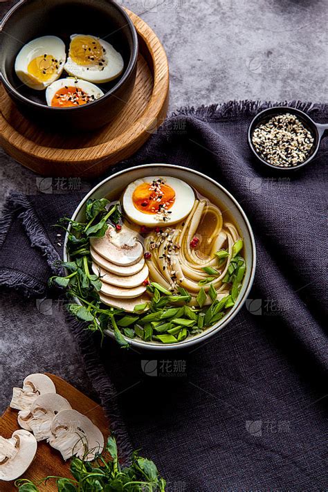 一碗亚洲拉面汤黑色的桌子上有面条葱蛋和蘑菇黑色的日本料理俯视图复制空间