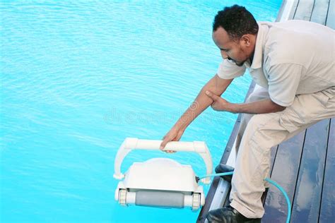 Trabajador Del Personal Del Hotel Que Limpia La Piscina Mantenimiento