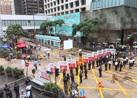 警方干諾道中加設水馬陣阻人衝出馬路｜即時新聞｜港澳｜oncc東網