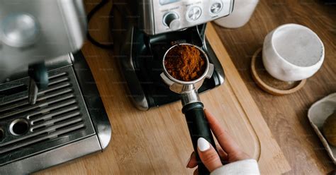 에스프레소 추출을 위해 갓 빻은 커피를 준비합니다 사진 Unsplash의 보기 이미지