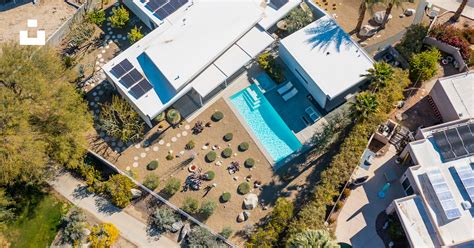 지붕에 태양 전지판이 있는 집의 조감도 사진 Unsplash의 무료 바깥 이미지