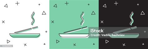 흰색과 녹색 검은 색 배경에 고립 된 나무 스탠드 아이콘에 향기로운 스파 스틱을 설정합니다 향 스틱 미용 절차 아로마 테라피 벡터 일러스트레이션 0명에 대한 스톡 벡터 아트