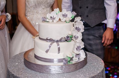 신혼 부부는 웨딩 케이크를 잘라 결혼식에서 신부와 신랑은 웨딩 케이크를 잘라 2명에 대한 스톡 사진 및 기타 이미지 2명 결혼 의식 결혼식 Istock