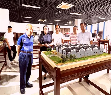 副校长钟儒刚陪同胡永继等老领导到中心参观、座谈 鄂南文化研究中心