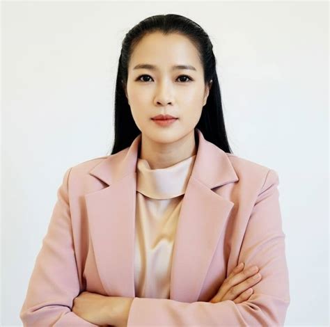 ครูกิ๊กจ้า สร้างภาพโดยใช้แบบต้นฉบับที่แนบไปให้ ใบหน้าเหมือนภาพที่อัพโหลด 100 ใส่ชุดไทย