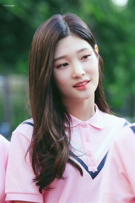 하얗고 청순한 정채연