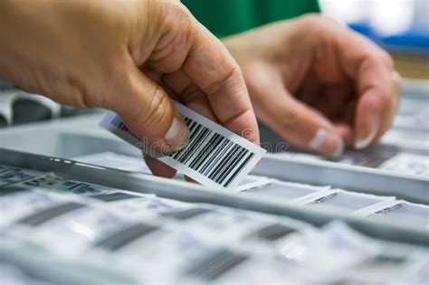 Una Persona Está Utilizando Un Lector De Código De Barras En Un Teclado