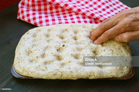 이탈리아 포카 치아 제노 바 빵을 굽기 위해 손가락 끝으로 반죽에 보조개 만들기 반죽 주식에 대한 스톡 사진 및 기타 이미지