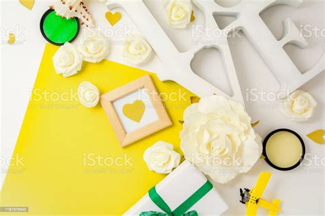 발렌타인 데이 결혼식 약혼 플랫 레이 탑 뷰 선물 기프트 박스 리본 하트 장미 꽃 사랑 노란 종이 개념에 대한 스톡 사진 및