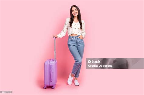 꿈꾸는 듯한 귀여운 아가씨 입고 흰색 카디건 걷는 짐 빈 공간 고립 된 분홍색 배경의 전체 길이 사진 가방에 대한 스톡 사진 및 기타 이미지 Istock