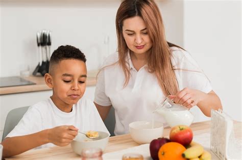 Couple Moderne Dans La Cuisine Photo Gratuite