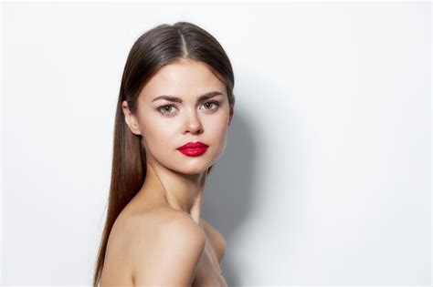 Retrato De Mujer Mirando Hacia Adelante Labios Rojos Hombros Desnudos Cuidado De La Piel Fondo