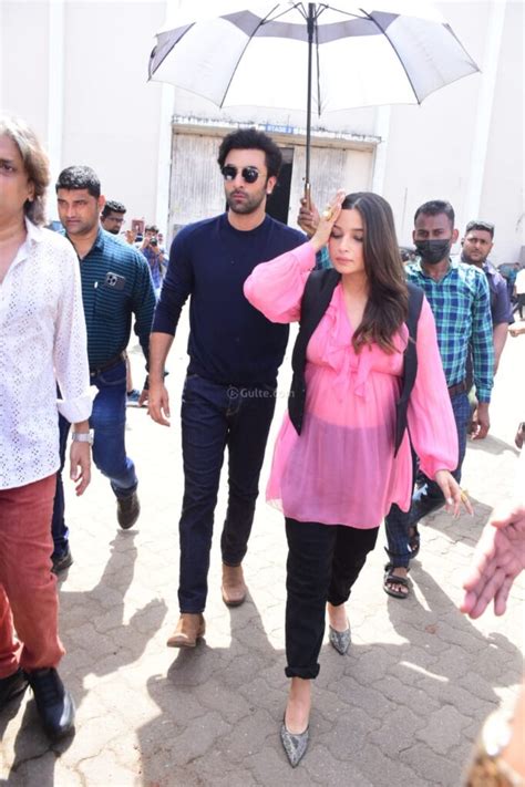 Pregnant Alia And Hubby Ranbir Make A Splash