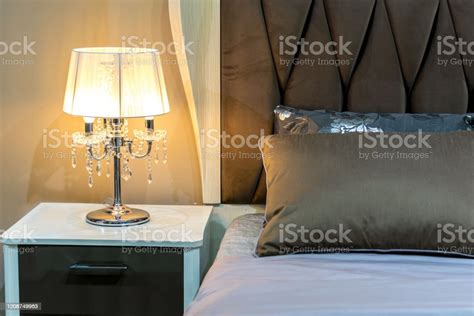 흰색 야간 스탠드가있는 밝은 침실 펜던트와 우아한 테이블 램프 0명에 대한 스톡 사진 및 기타 이미지 0명 디자인 러시아