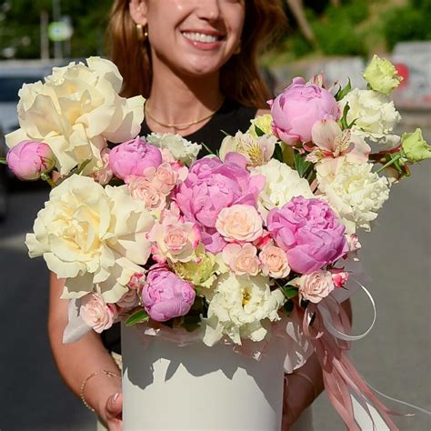 Цветочная композиция с диантусами и пионовидными розами Цена — 2990 ₽ Бесплатная доставка в